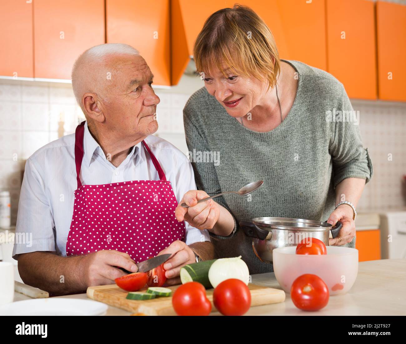 Elderly relatives cooking hi-res stock photography and images - Alamy