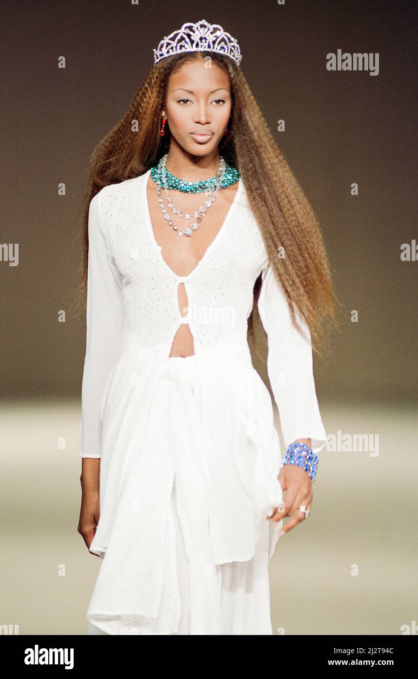 Naomi campbell 1992 hi-res stock photography and images - Alamy