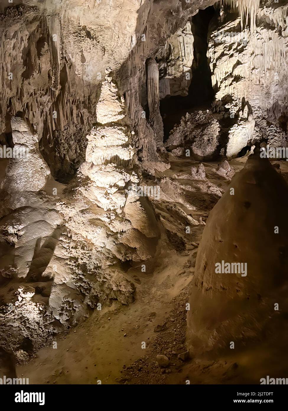 Light shine on these spectacular rock formations in Carlsbad Caverns ...