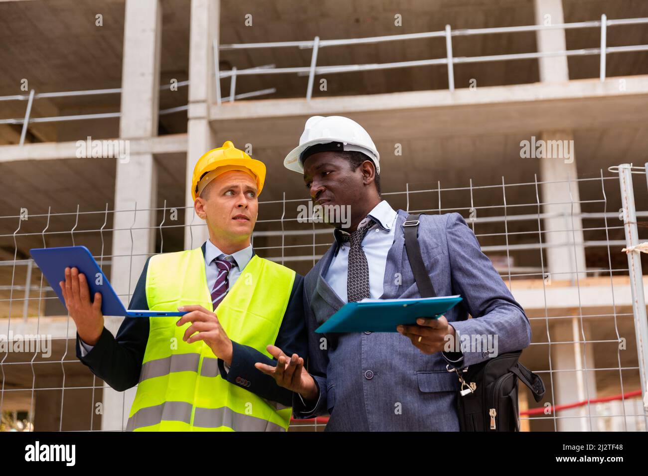 Engineer and foreman discussing new project on construction site Stock ...