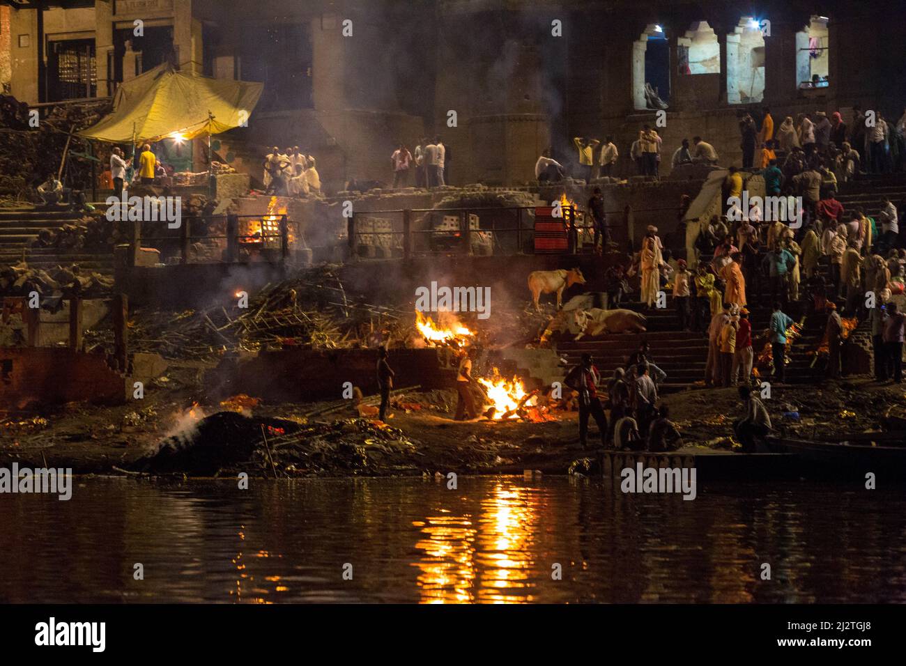 Manikarnika Cremation Ghat, Varanasi India Stock Photo - Alamy