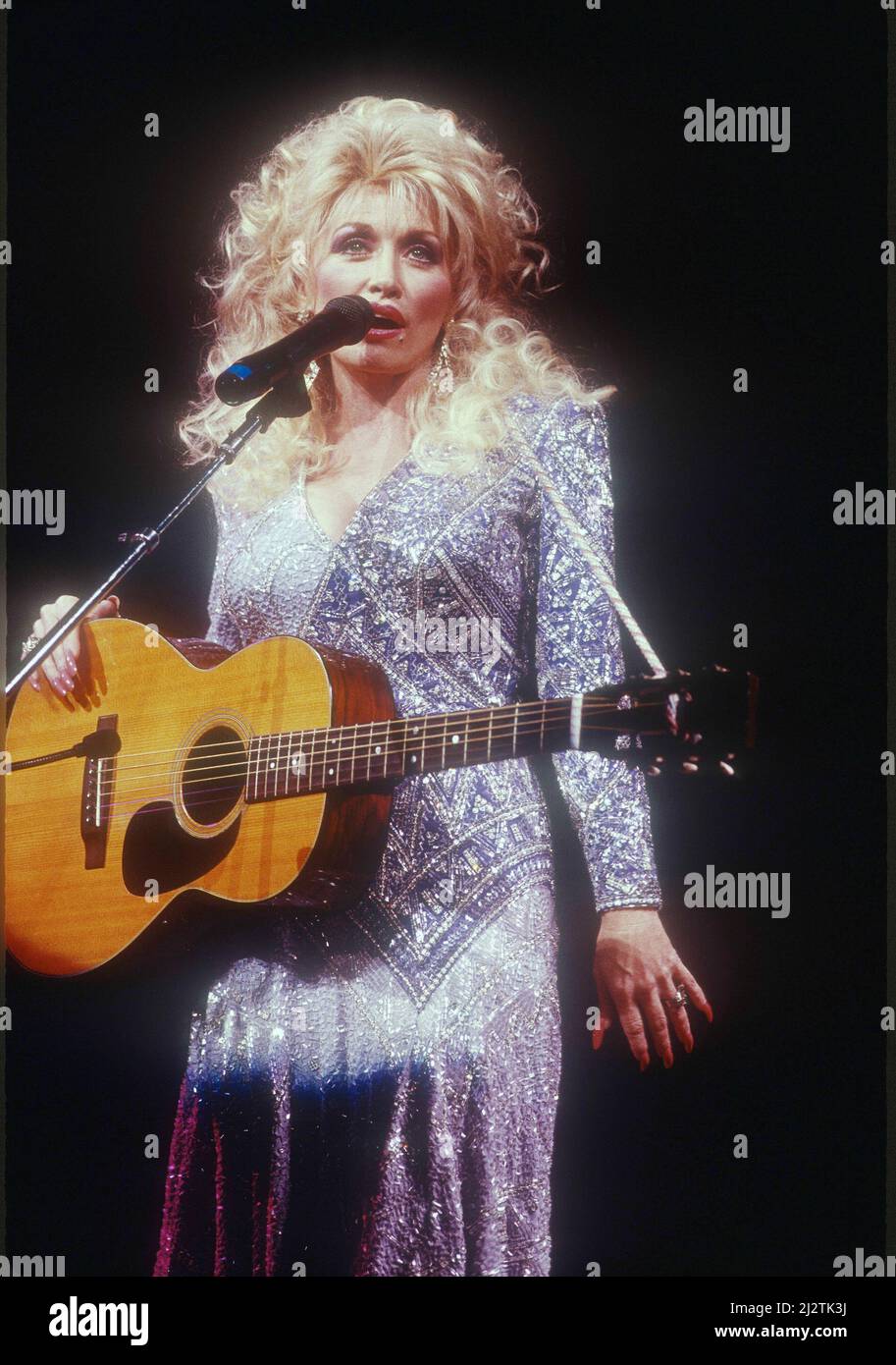 Dolly parton performing live hi-res stock photography and images - Alamy