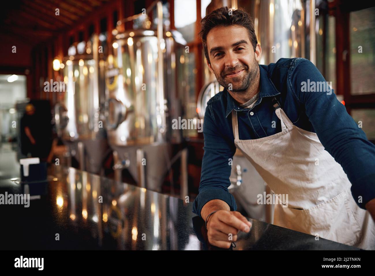 Man leaning on a bar with a beer hi-res stock photography and images ...