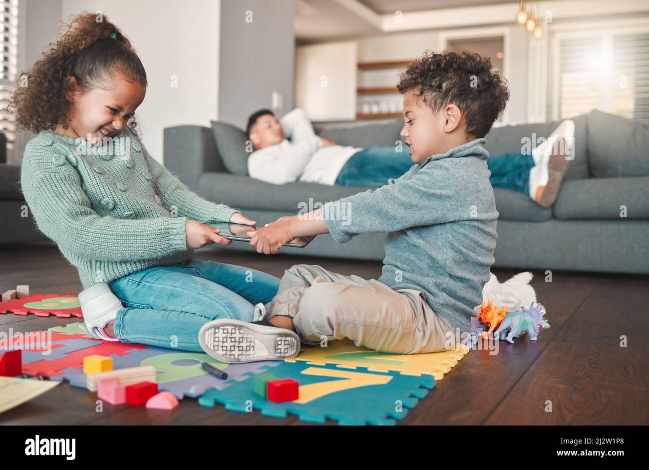 Siblings fighting hi-res stock photography and images - Alamy