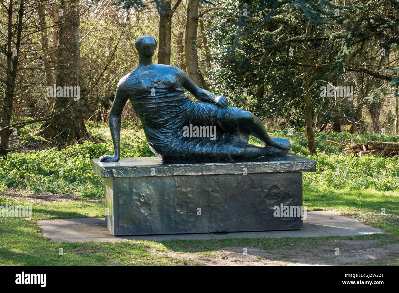 HENRY MOORE Draped Reclining Woman, SCULPTURE PARK at the Sainsbury ...