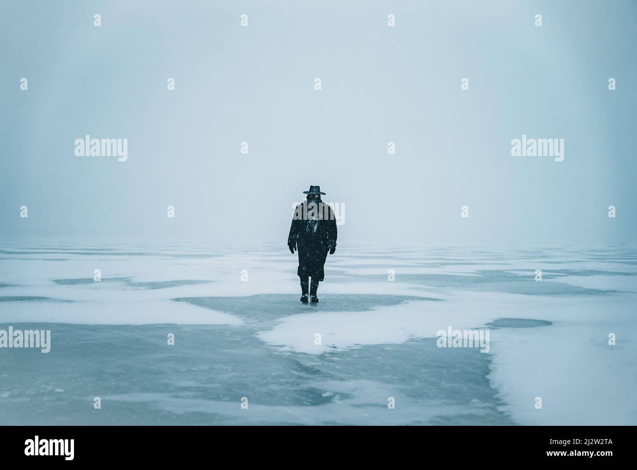 Man hat sunset alone hi-res stock photography and images - Alamy