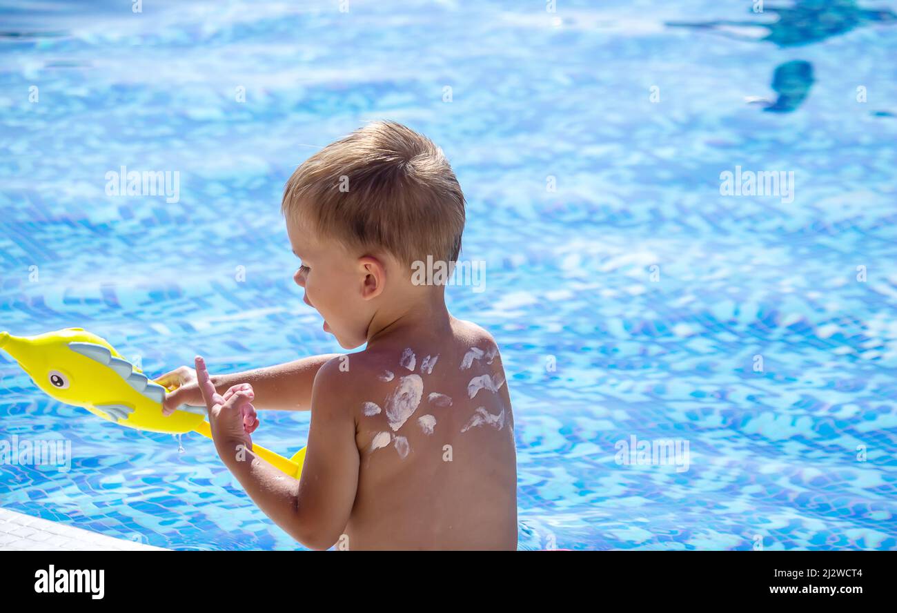 Mother applying suntan lotion son hi-res stock photography and images ...