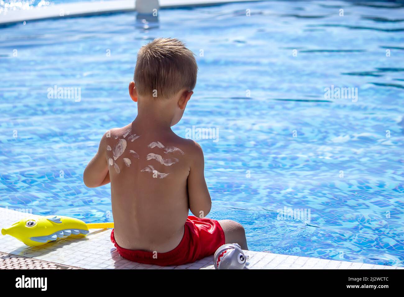 Mother applying suntan lotion son hi-res stock photography and images ...