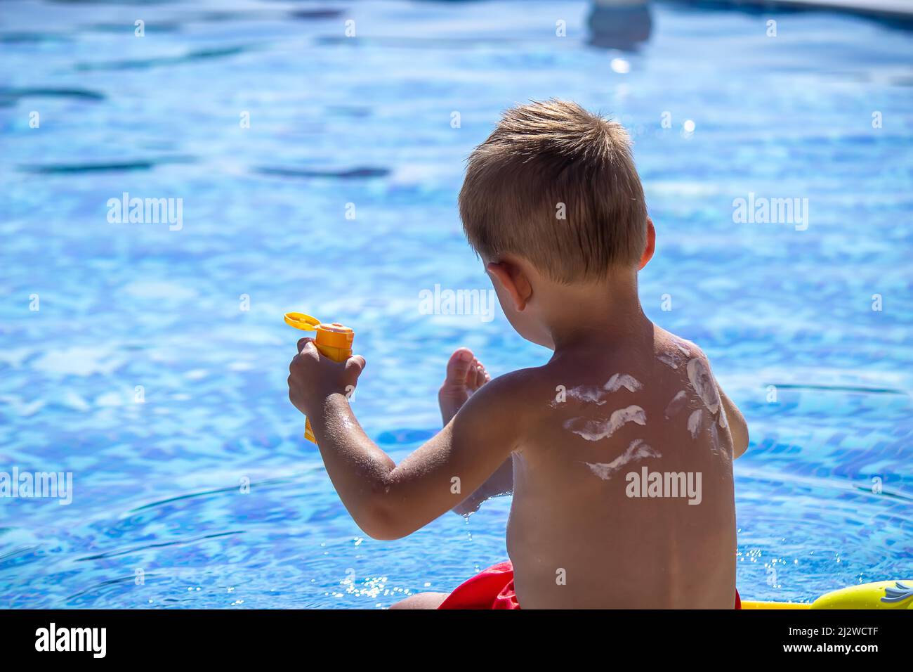 Mother applying suntan lotion son hi-res stock photography and images ...
