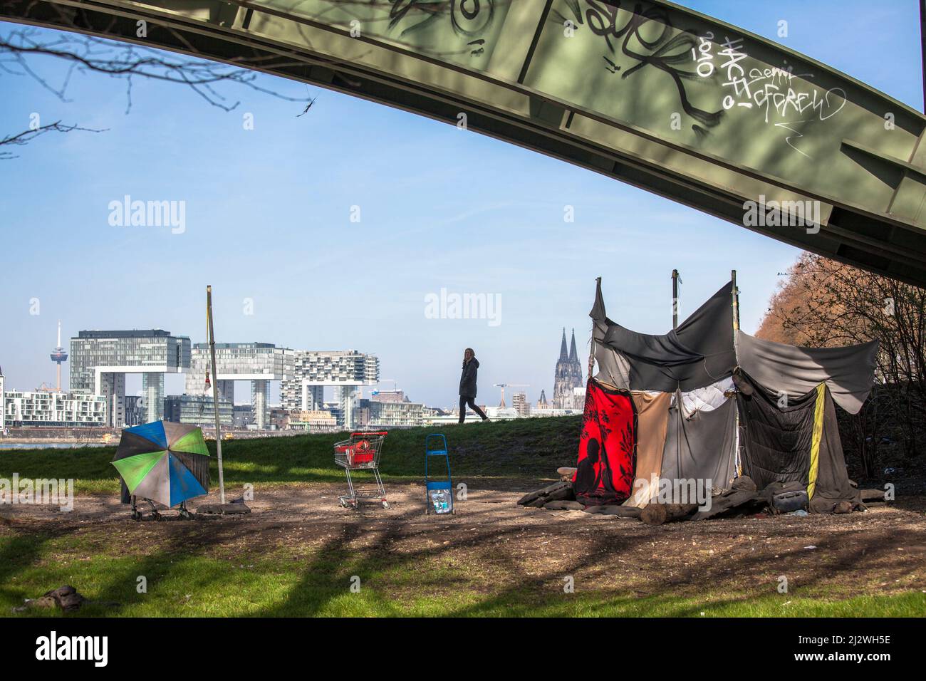 Homeless under bridge hi-res stock photography and images - Alamy