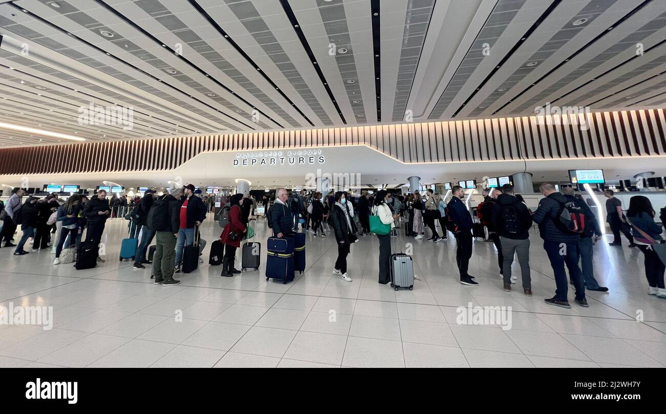 Terminal 2 manchester airport 2022 hi-res stock photography and images ...