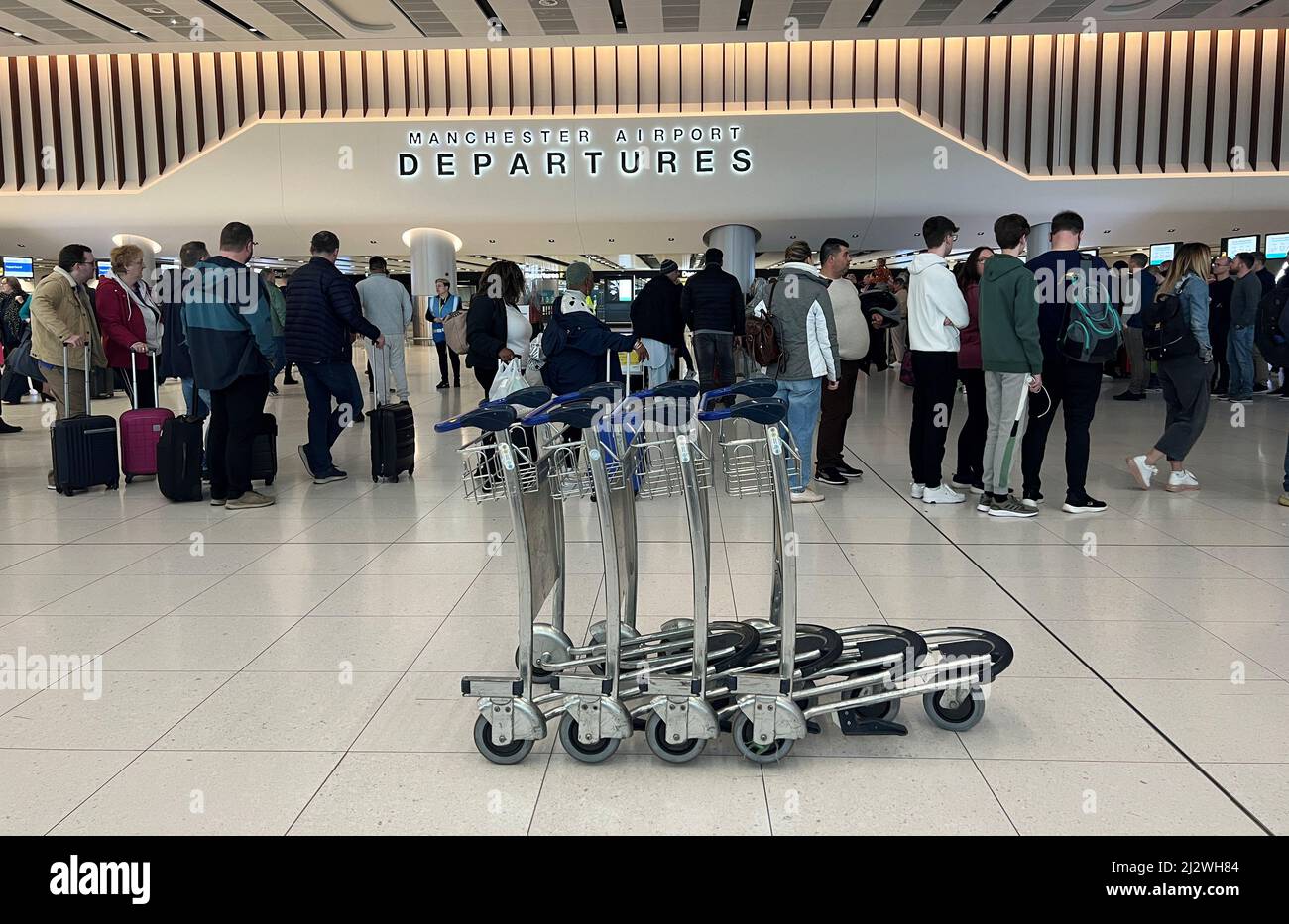 Terminal 2 manchester airport 2022 hi-res stock photography and images ...