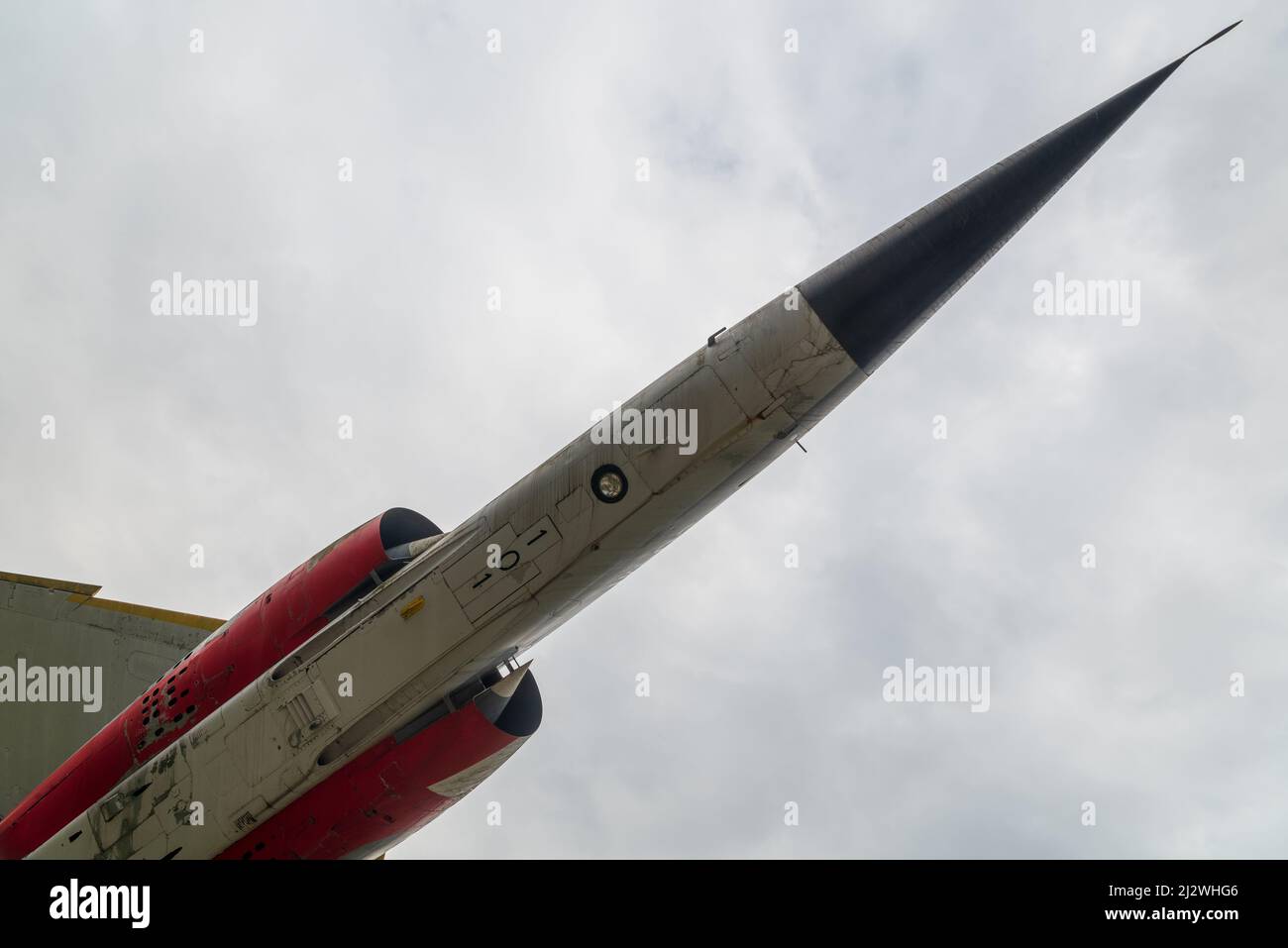 From below modern aircraft hi-res stock photography and images - Alamy