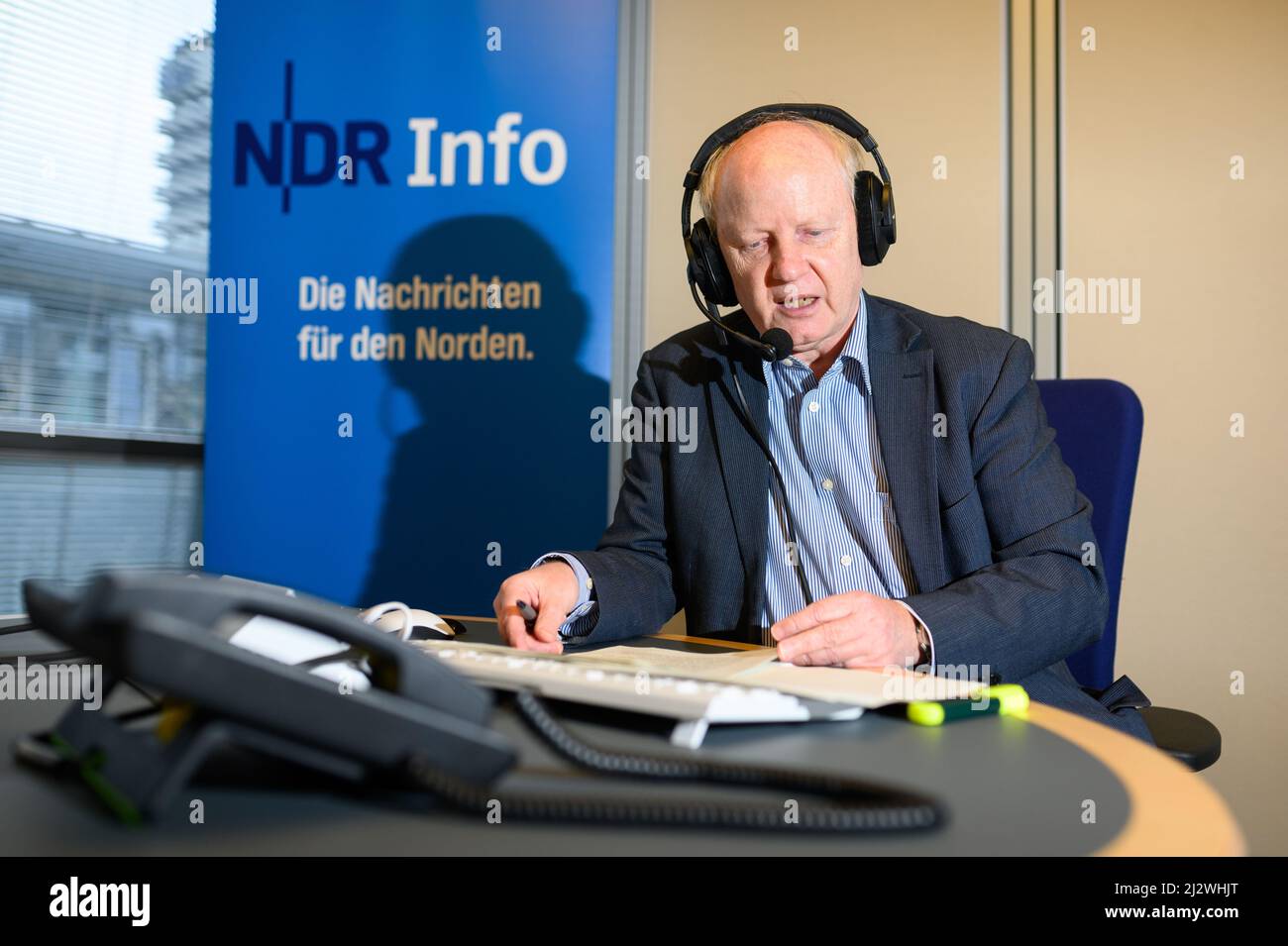 Hamburg, Germany. 28th Mar, 2022. NDR security policy expert Andreas ...
