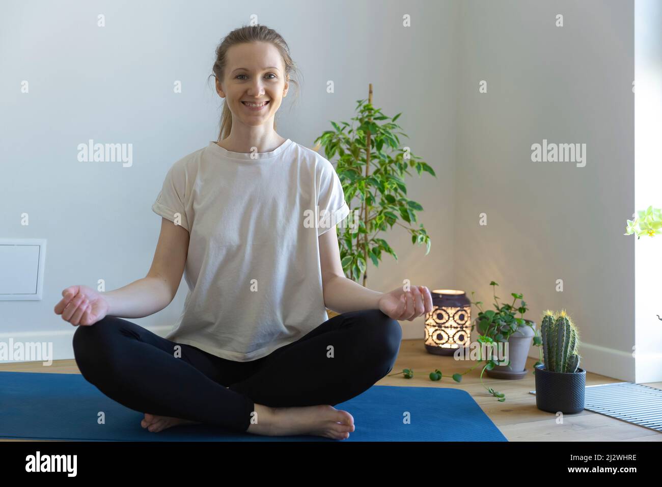 woman sitting cross-legged Stock Photo - Alamy