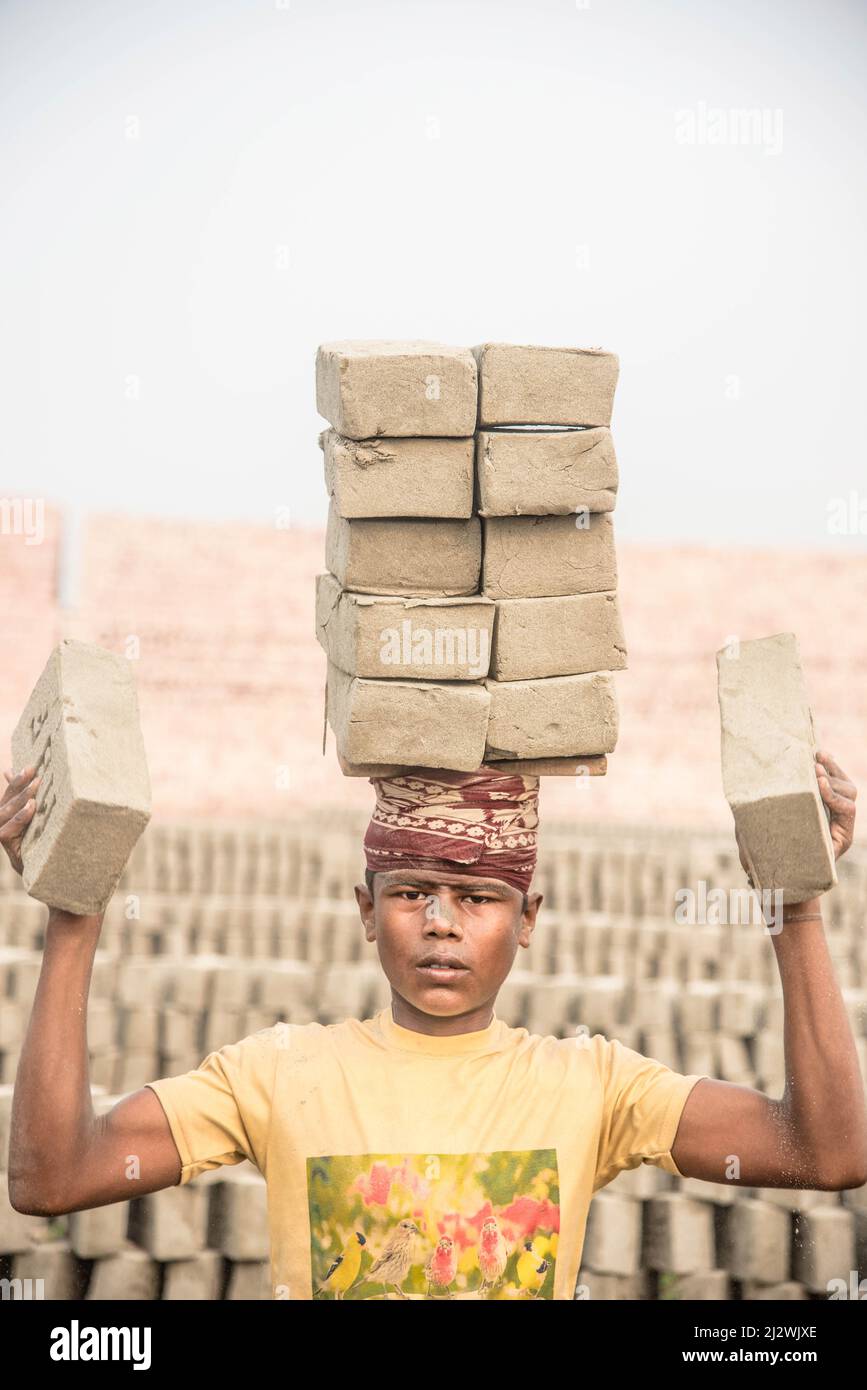Dhaka, Bangladesh. April 4, 2022, Dhaka, Dhaka, Bangladesh: Brick ...