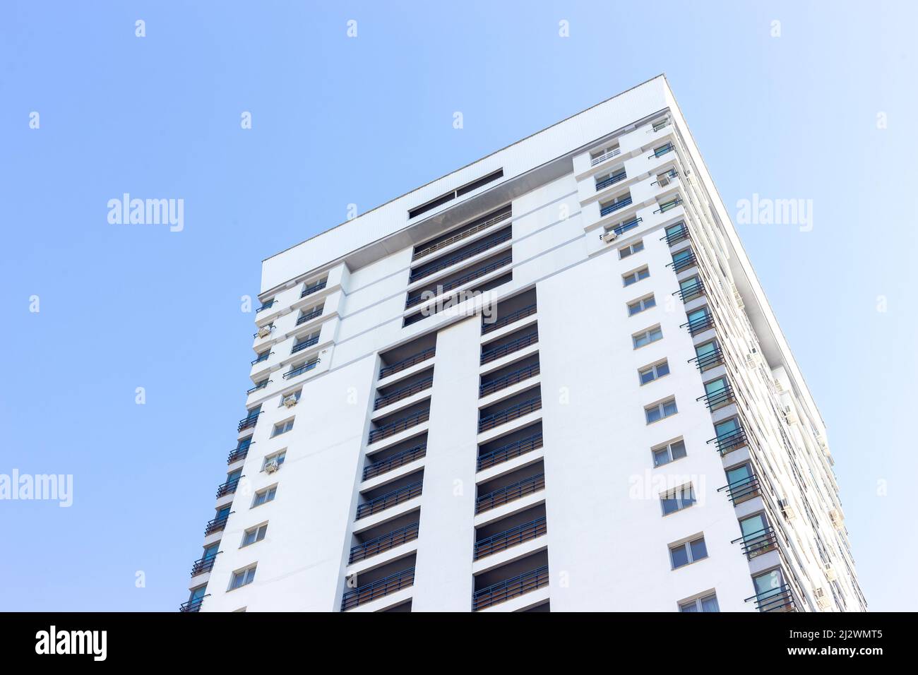 Building bottom view hi-res stock photography and images - Alamy