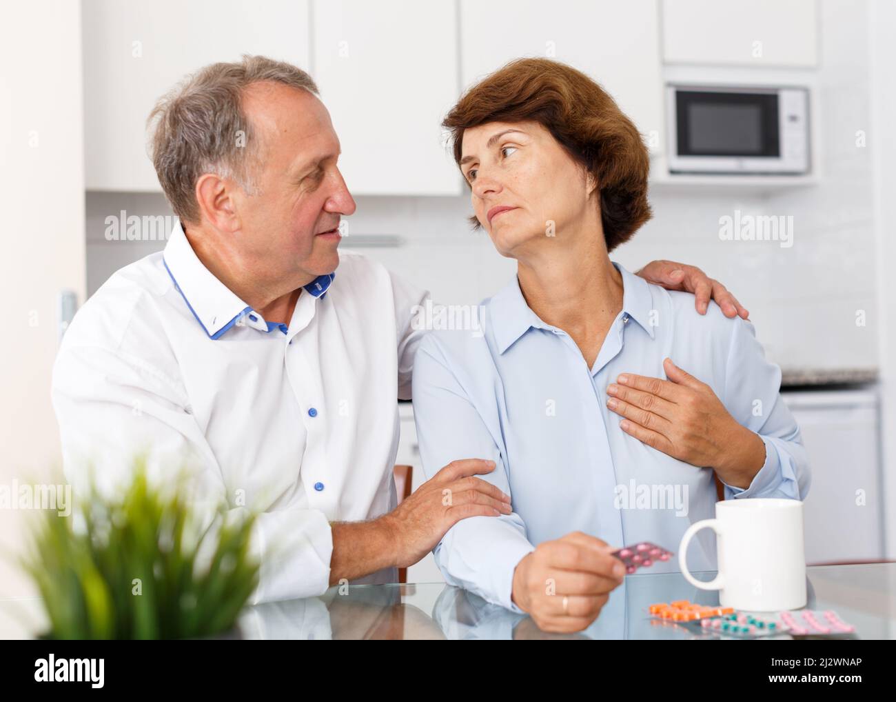 Couple taking drugs home together hi-res stock photography and images ...