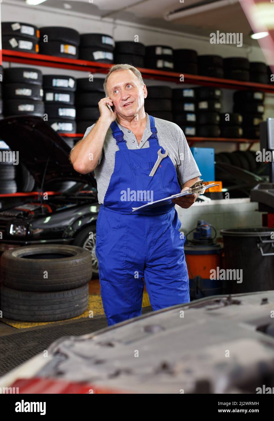 Mechanic talking on phone hi-res stock photography and images - Alamy