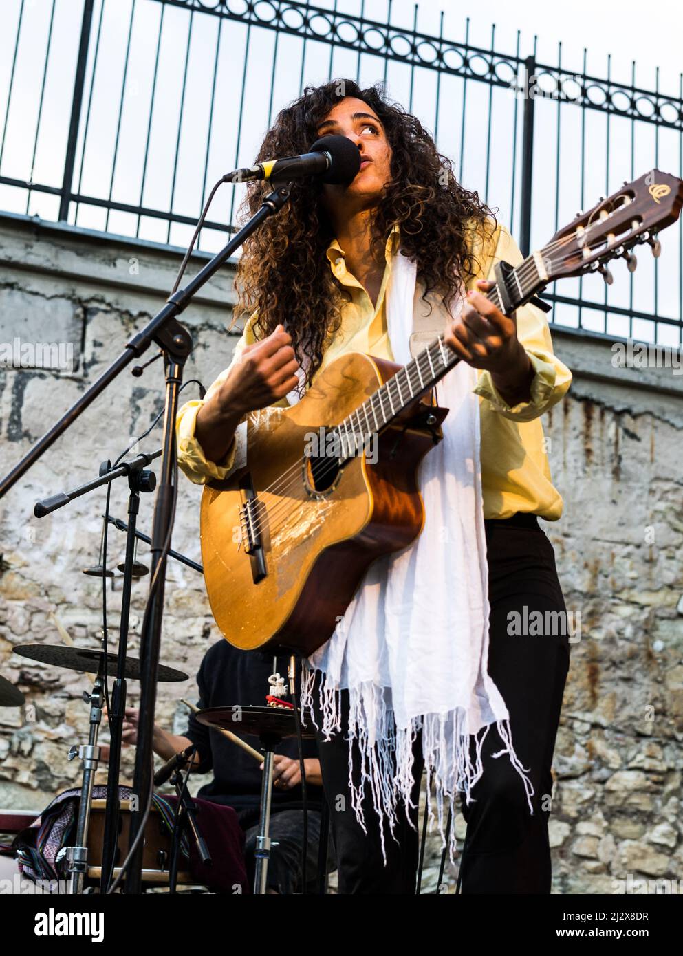 Young female singer singing and playing guitar in a live Stock Photo ...