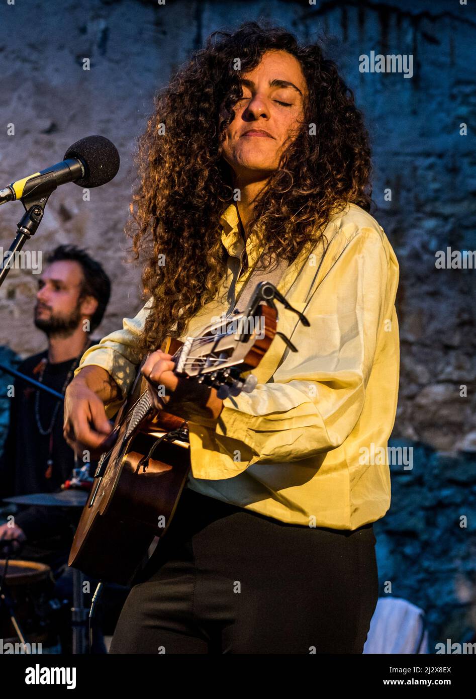 Young female singer singing and playing guitar in a live Stock Photo ...