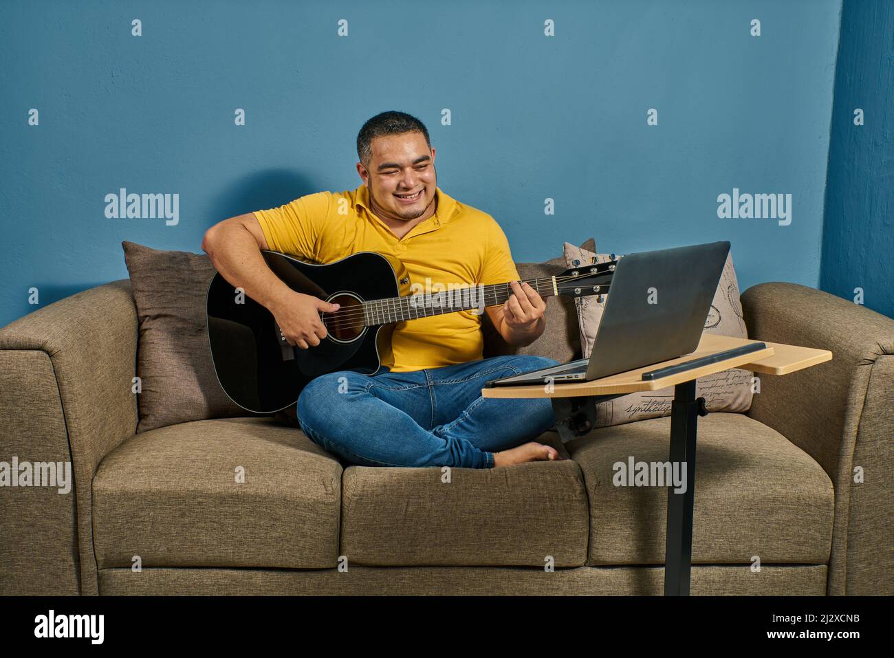 Teaching guitar in online courses with live lessons Stock Photo - Alamy