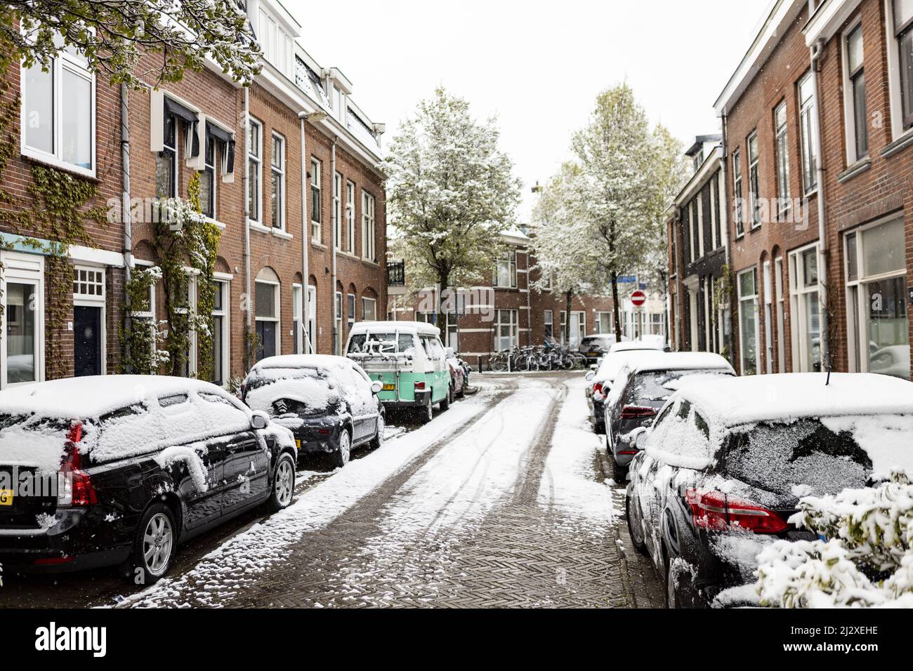 Snow in the streets of Utrecht Lombok neighbourhood on bright day with ...