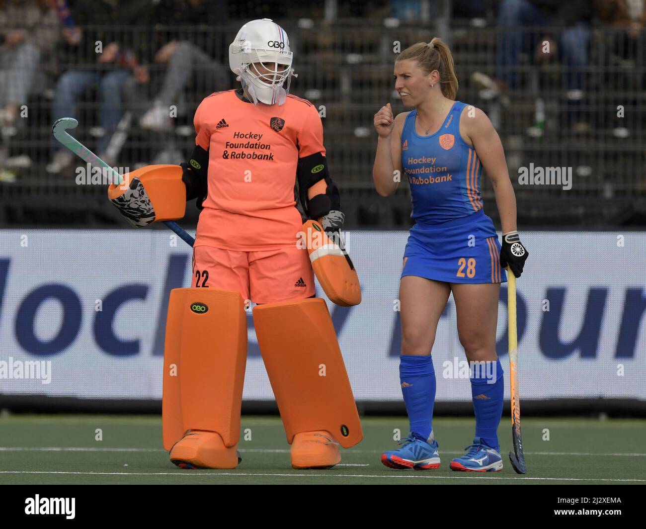 AMSTELVEEN - (lr) Holland hockey women goalkeeper Josine Koning, Tessa ...