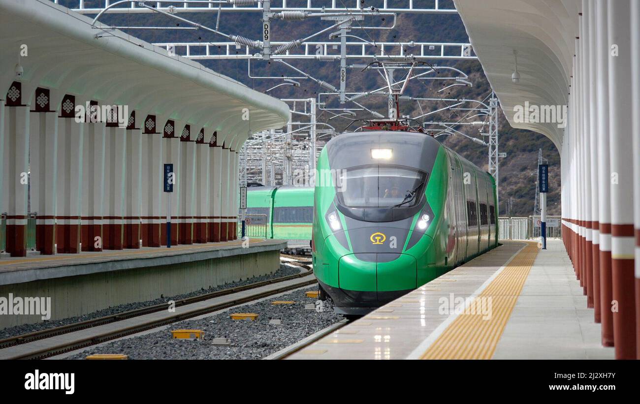 Lhasa train china hi-res stock photography and images - Alamy