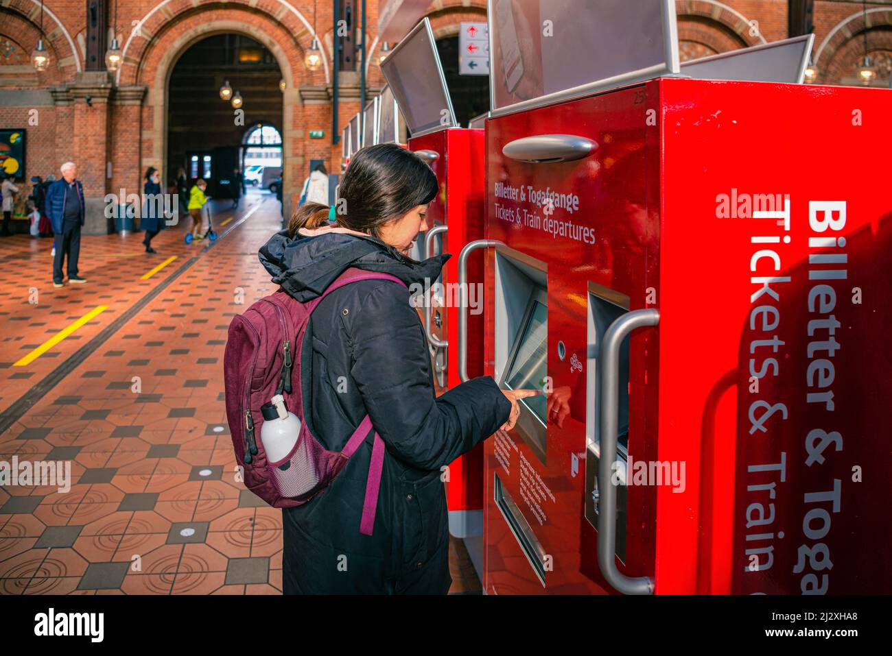 Vending machine girl hi-res stock photography and images - Alamy