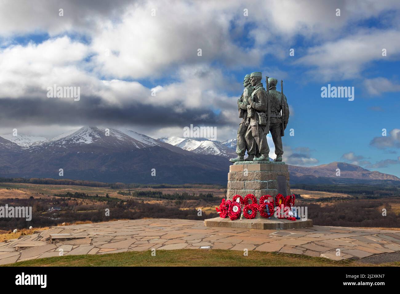 COMMANDO MEMORIAL SPEAN BRIDGE SCOTLAND THE STATUE WITH RED POPPY ...