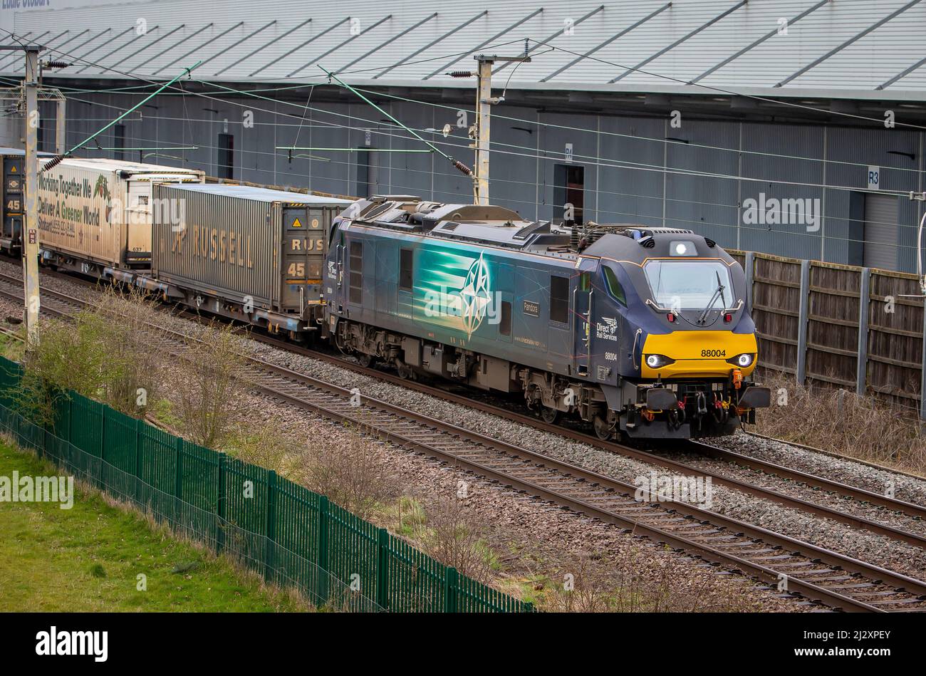 Direct Rail Services Class 88 - 88004 "Pandora" arriving at DIRFT from ...