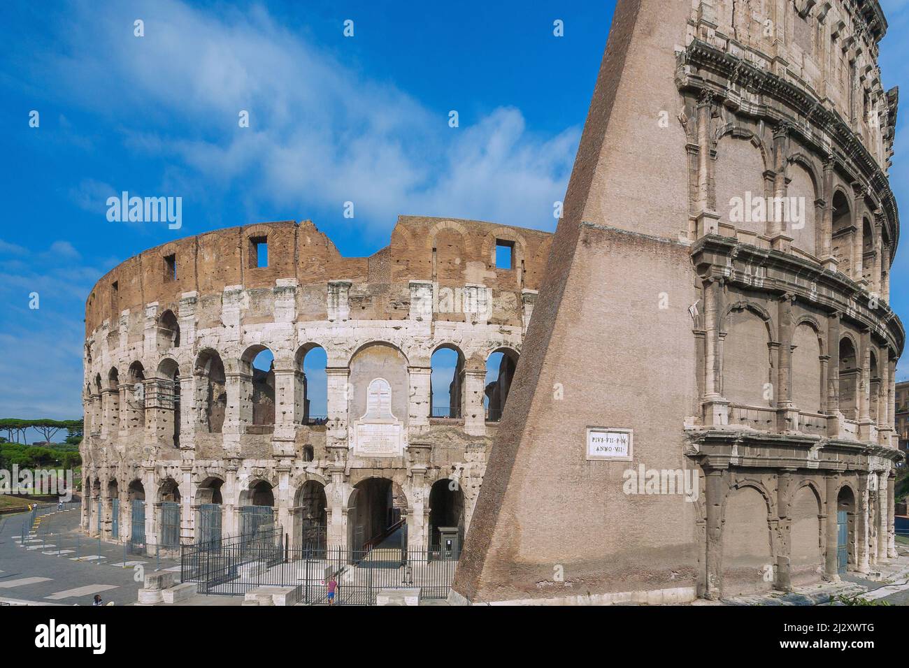 Rome colosseum exterior hi-res stock photography and images - Alamy