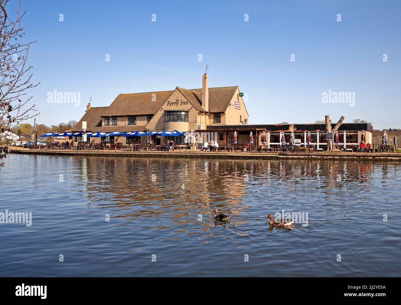 The Ferry Inn by the River Bure on the Norfolk Broads at Horning ...