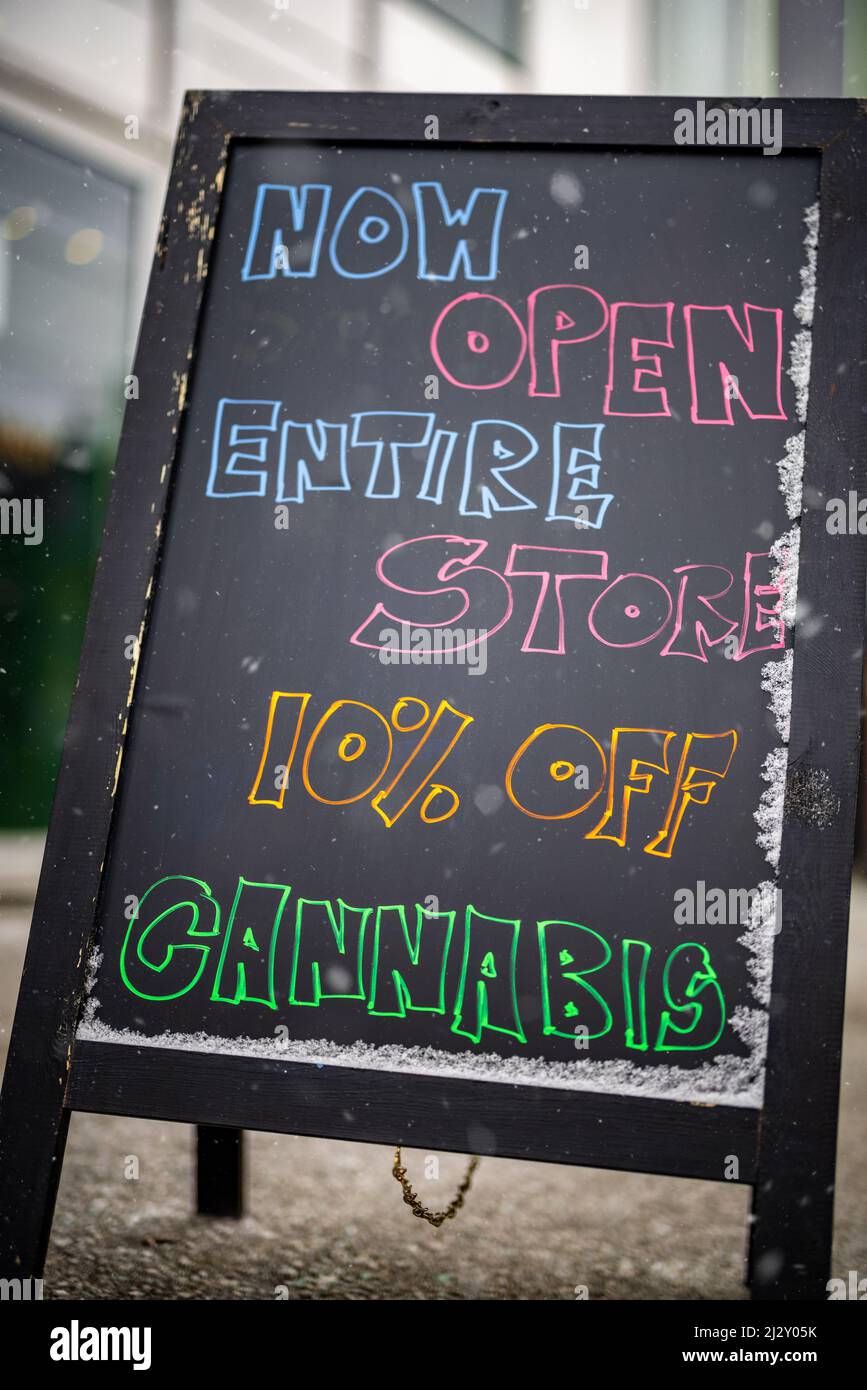 Cannabis dispensary 10% off sale sign Stock Photo - Alamy