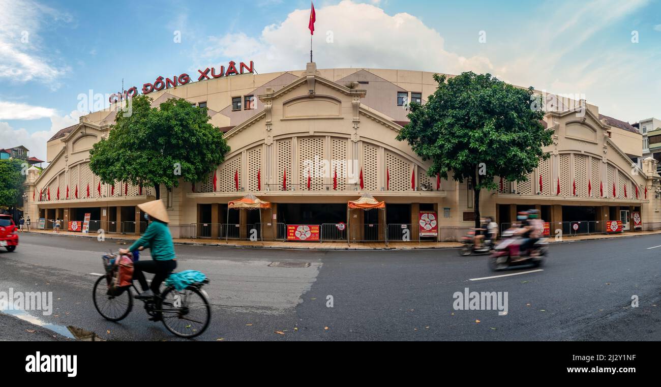 HANOI, VIETNAM - October 03, 2021: Dong Xuan market largest market in ... HANOI, VIETNAM - October 03, 2021: Dong Xuan market largest market in ...