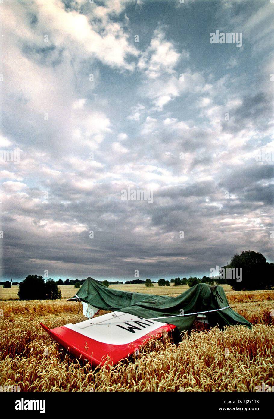 Delvis overtackt flygplanskropp hi-res stock photography and images - Alamy