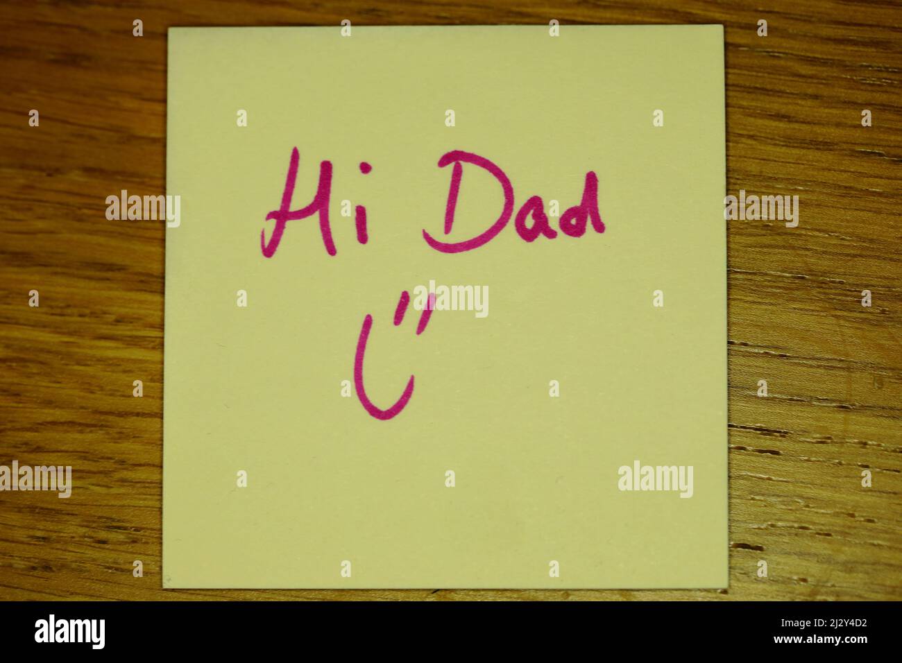 Hi Dad and a smile on a pale yellow square post-it note Stock Photo - Alamy