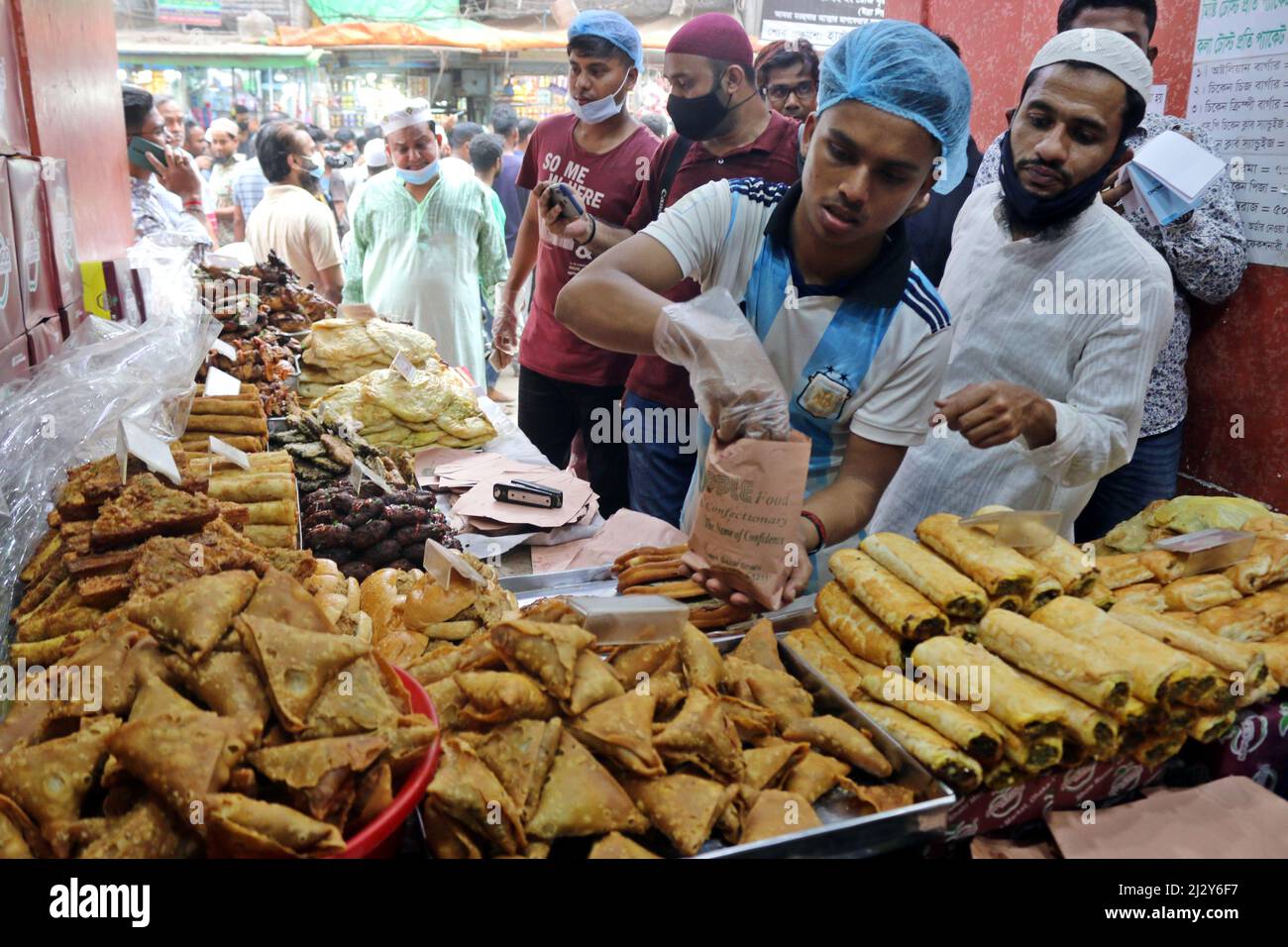 Non Exclusive: DHAKA, BANGLADESH- APRIL 3, 2022: Street food vendors ...