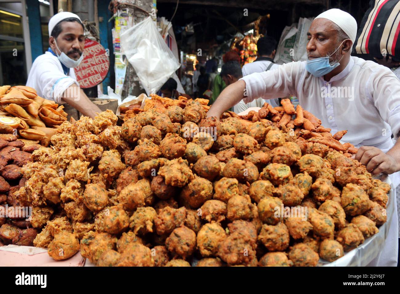 Non Exclusive: DHAKA, BANGLADESH- APRIL 3, 2022: Street food vendors ...