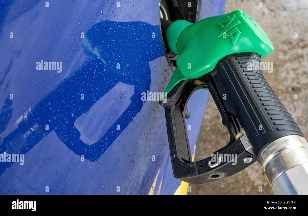 Grimmen, Germany. 04th Apr, 2022. A nozzle is stuck in the tank opening ...