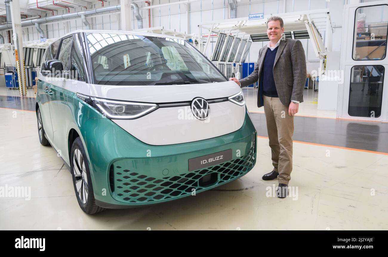 Hanover, Germany. 04th Apr, 2022. Carsten Intra (l), Member of the ...