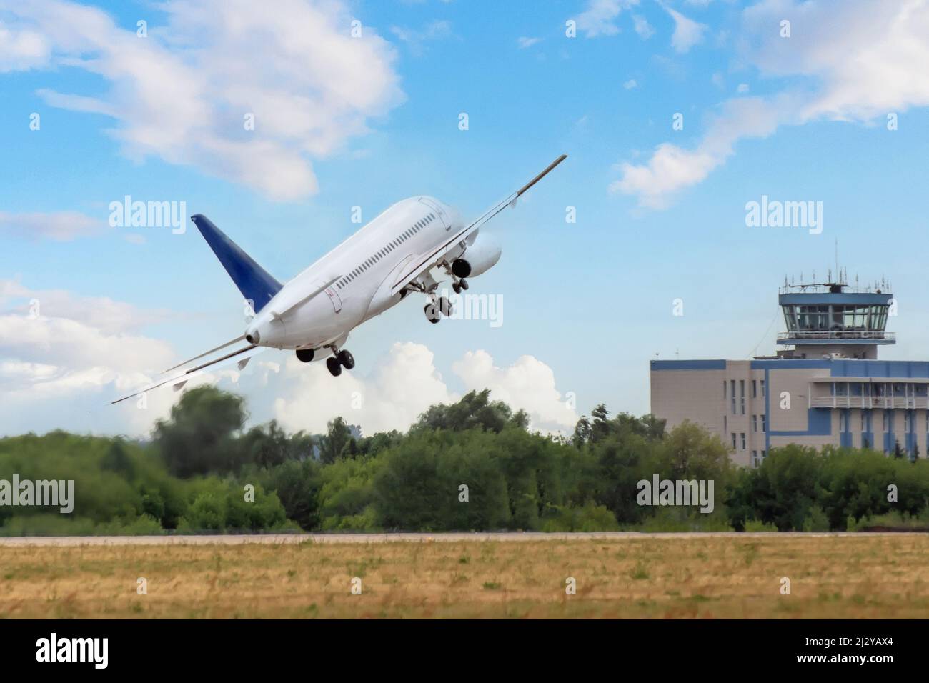Aircraft taking off abruptly from the runway, unsuccessful landing ...