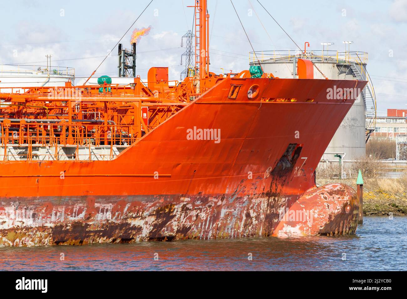 Ship, tanker at gas/oil refinery. Concept image: rising gas, energy ...