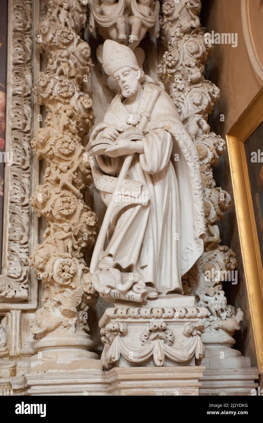 Statue church interior hi-res stock photography and images - Alamy