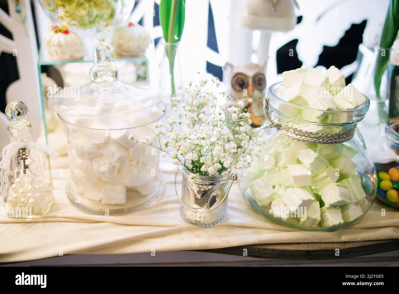 Wedding candy bar with white flowers in rustic style Stock Photo - Alamy