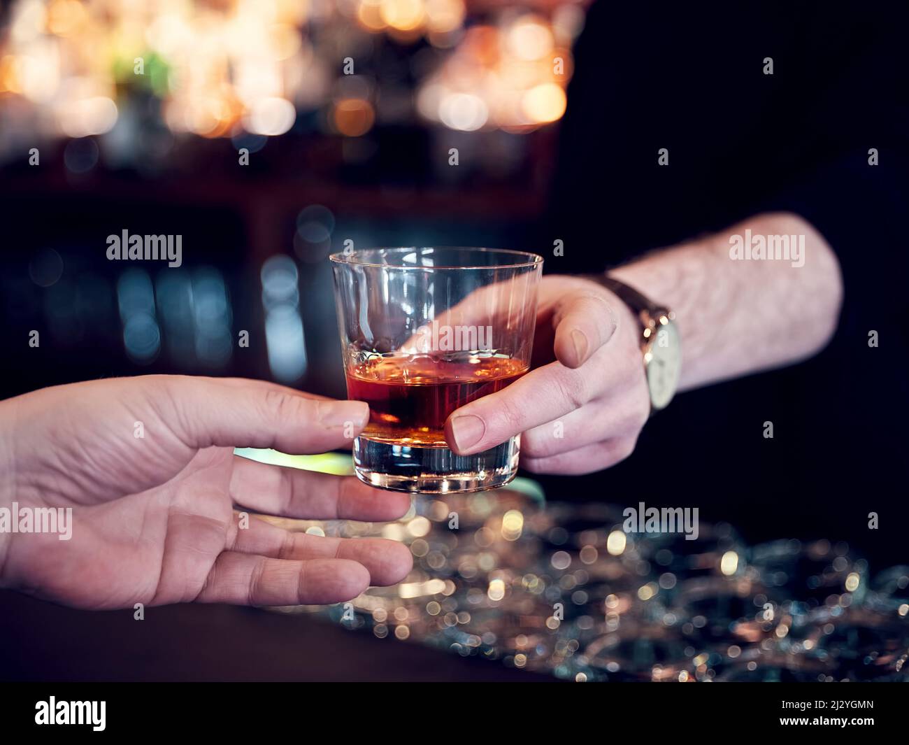 Hand holding whisky glass hi-res stock photography and images - Alamy