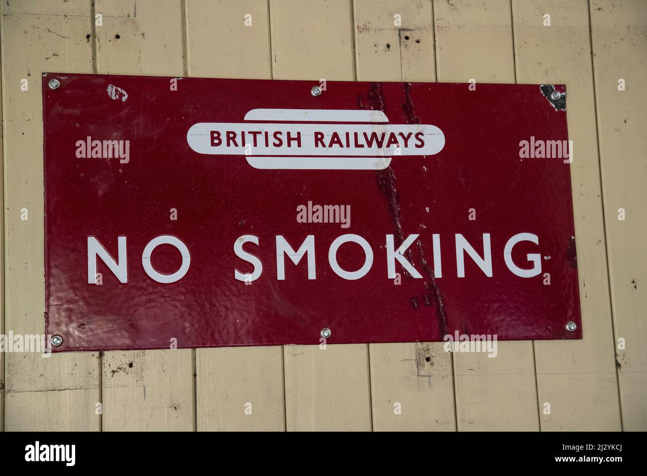 Sign no smoking railway station hi-res stock photography and images - Alamy