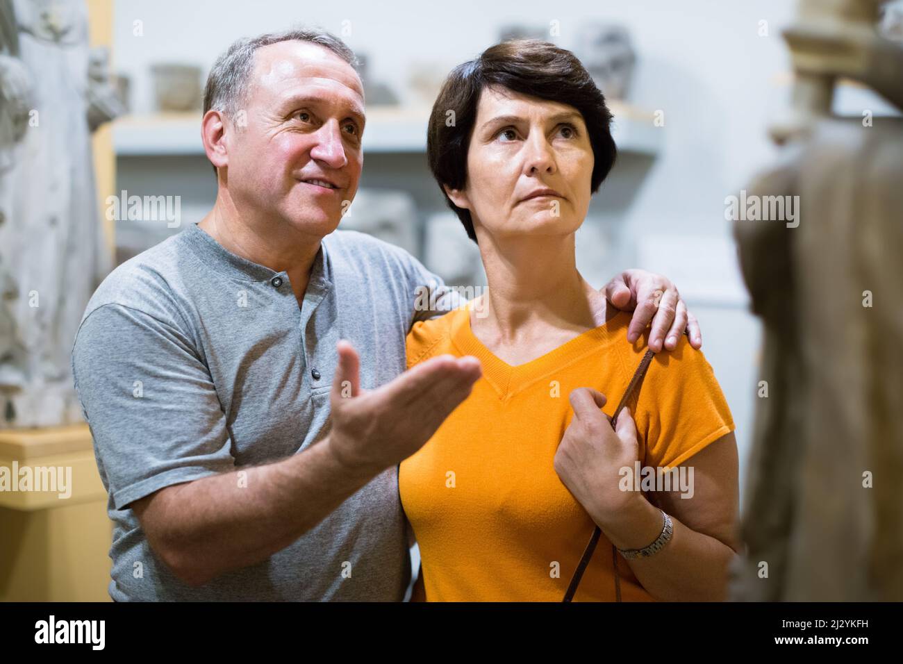 Couple visiting museum hi-res stock photography and images - Alamy