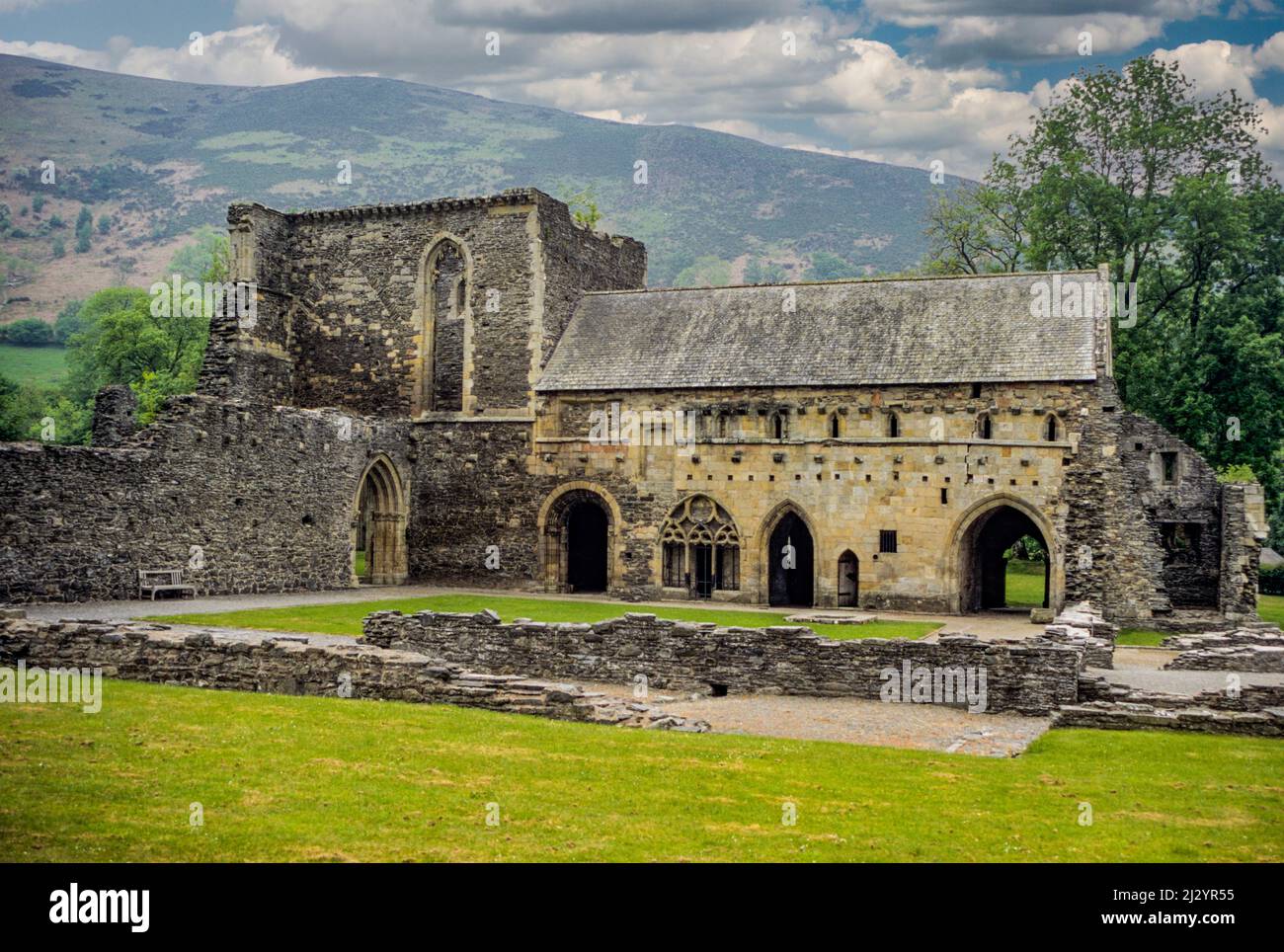 Medieval abbey ruin hi-res stock photography and images - Alamy